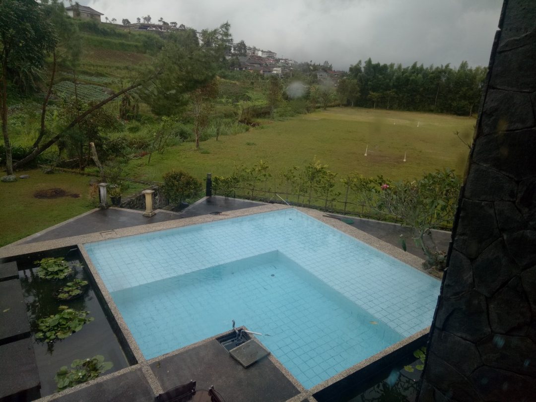Villa Agus 5, sewa villa di puncak ada kolam renang, billiard & karaoke ...